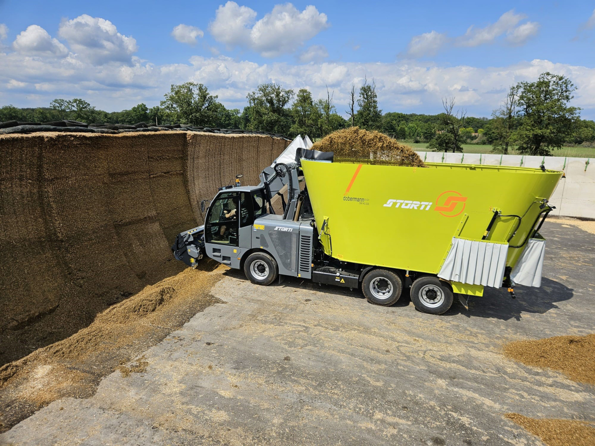 Storti zelfrijdende verticaal mengende wagens - Farmstore